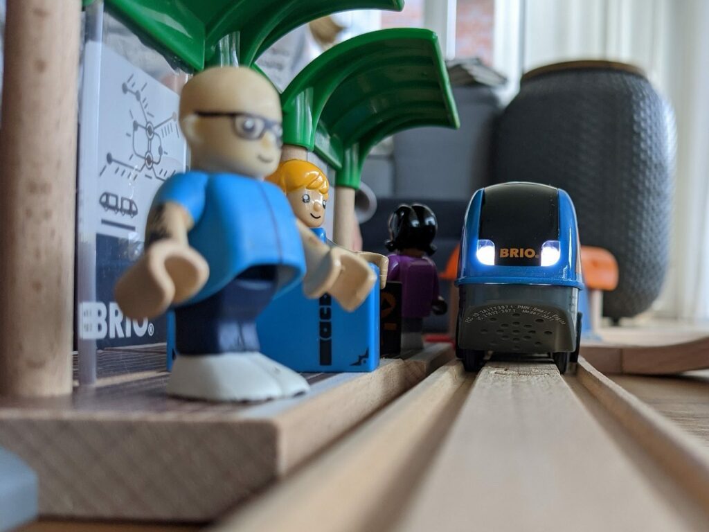 Zurücktreten bitte - die BRIO Smart Tech Sound Lok fährt ein - Daddylicious